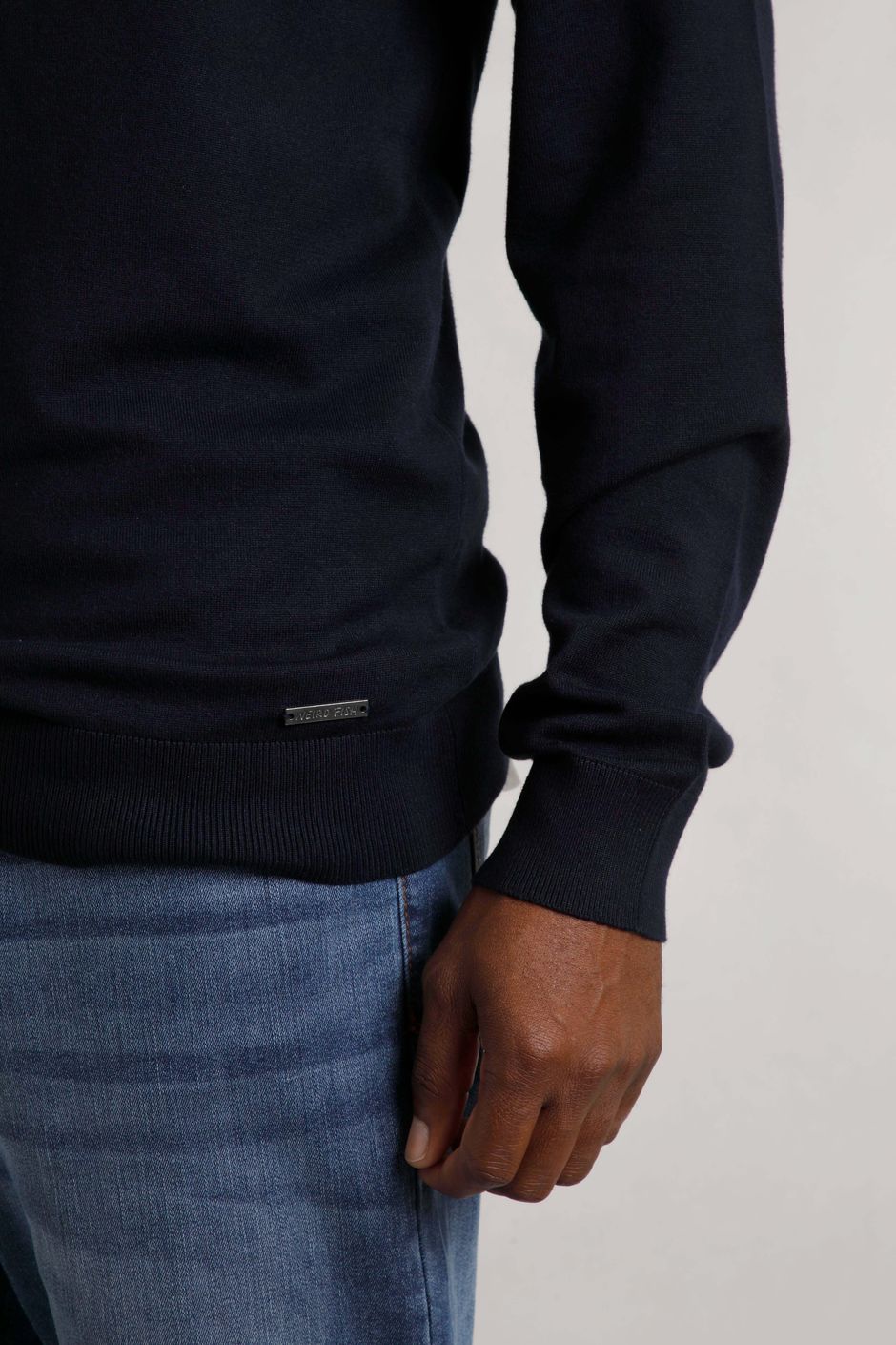 Noah Crew Neck Fine Knit Jumper Midnight | Weird Fish